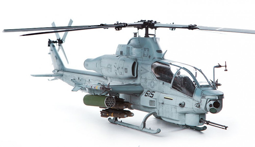 1/35 USMC Bell AH-1Z Viper "Shark Mouth" Helicopter